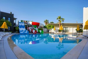 3 piscinas externas, espreguiçadeiras