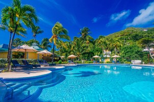 2 piscinas exteriores, guarda-sóis, espreguiçadeiras 