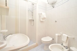 Quarto Individual | Casa de banho | Artigos de higiene pessoal grátis 