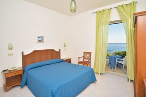 Quarto Standard, vista parcial para o mar | Cofre no quarto, com mobília individualizada, secretária 