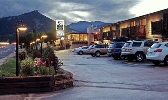 Fachada do alojamento (tarde/noite)