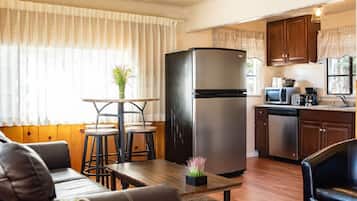 Suite de Luxo, 1 quarto, cozinha | Sala de estar | Televisor de 32 polegadas com canais por cabo