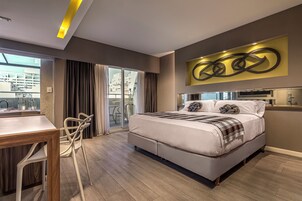 Cofres nos quartos, escrivaninha, cortinas blackout