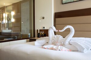 Roupa de alta qualidade, minibar, cofre no quarto, secretária 