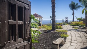 Uma estrutura de madeira com um caminho de jardim que leva a um gazebo.