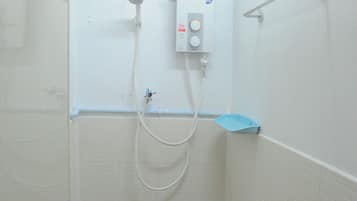 Mixed Dorm A - 8 Beds | Casa de banho | Um polibã, toalhas fornecidas