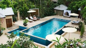 Piscina externa, espreguiçadeiras