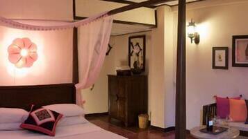 Quarto casal superior | Frigobar, cofres nos quartos, escrivaninha, quartos à prova de som