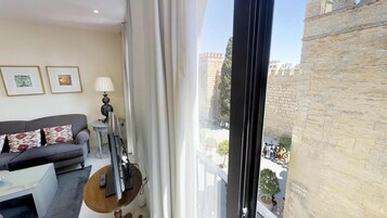 Apartamento Deluxe, 1 quarto, Vista para a cidade | 1 quarto, minibar com produtos grátis, cofre no quarto, secretária 