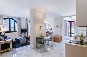 Apartamento Deluxe, 1 quarto, Vista para a cidade | Sala de estar | TV de ecrã plano 
