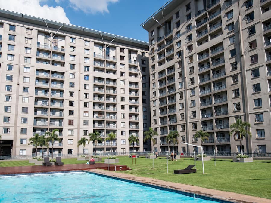 Piscina exterior, uma piscina aquecida, guarda-sóis, espreguiçadeiras