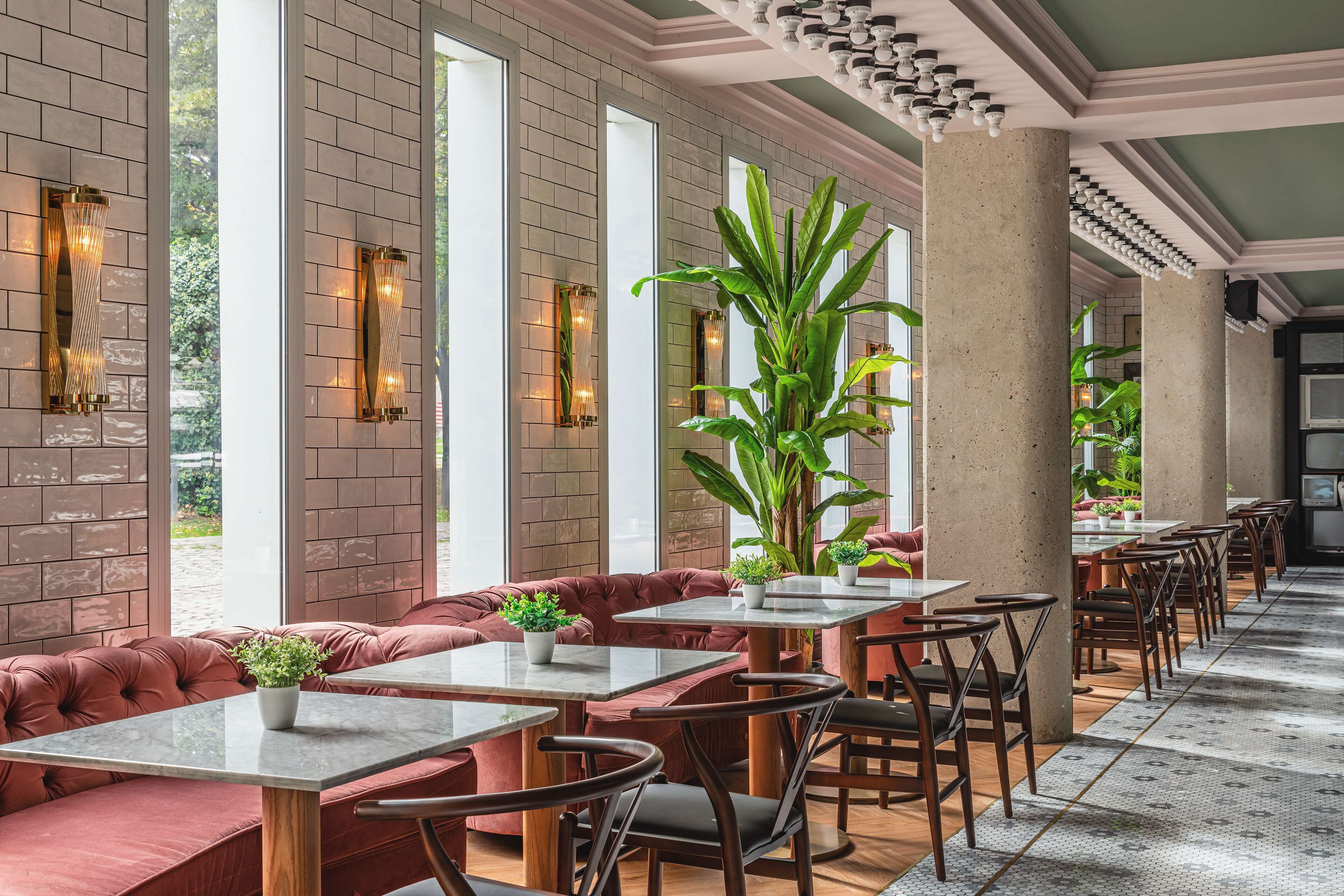 Almoços e jantares servidos, incluindo cozinha francesa 