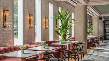 Almoços e jantares servidos, incluindo cozinha francesa