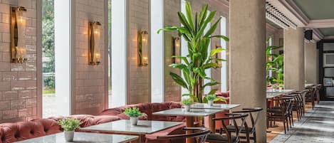 Almoços e jantares servidos, incluindo cozinha francesa