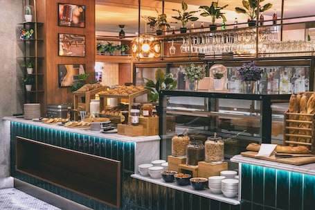 Pequeno-almoƧo tipo buffet diƔrio (17 EUR por pessoa)