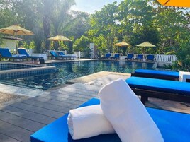 Piscina externa, funciona das 7h às 21h, guarda-sóis, espreguiçadeiras