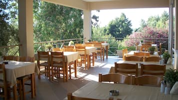 Pequenos-almoços servidos, cozinha grega, com vista para o jardim