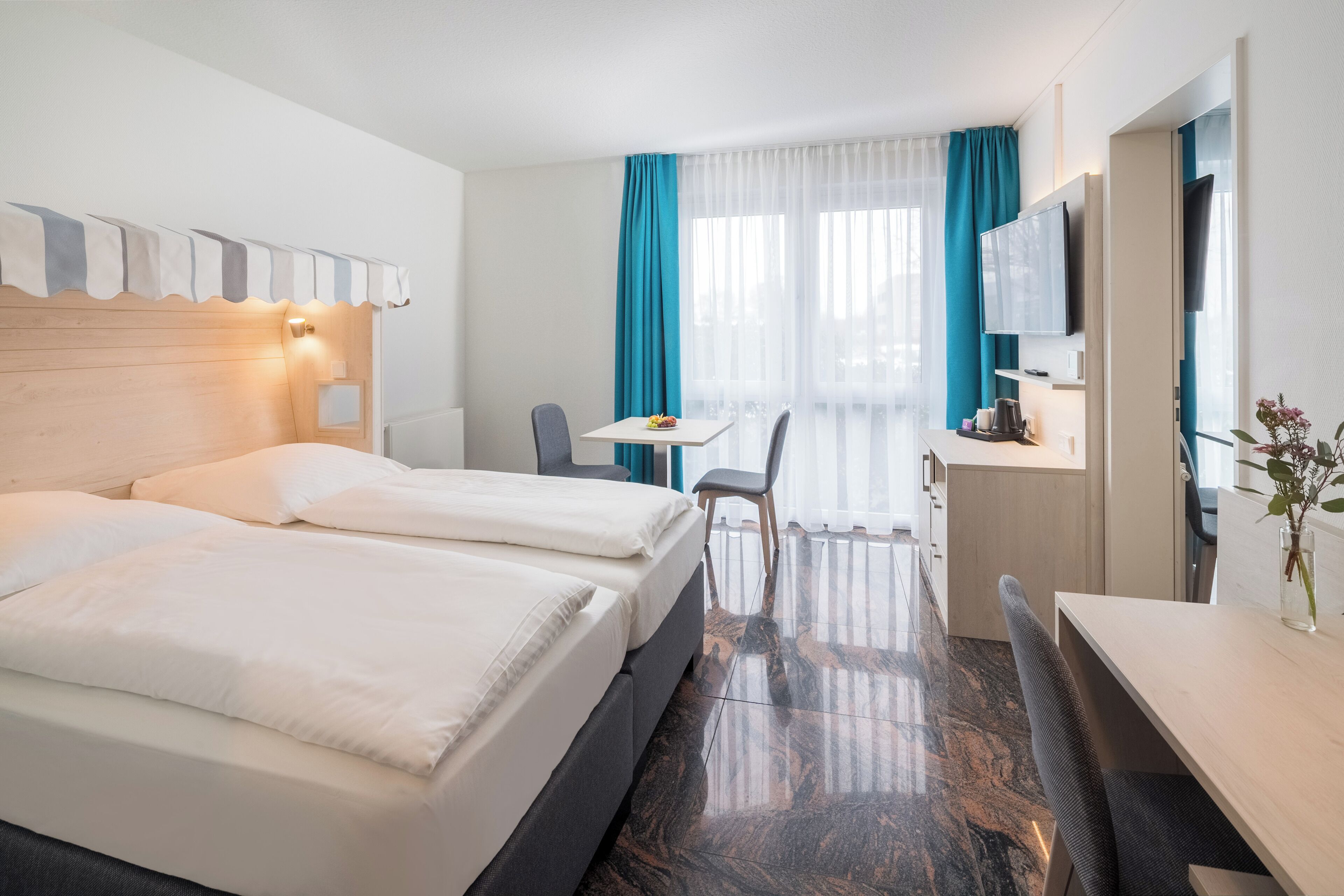 Quarto família | Roupas de cama premium, edredons de pluma, cofres nos quartos