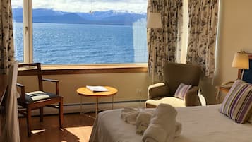 Quarto casal, vista para o lago | Cofres nos quartos, quartos à prova de som, berço de viagem