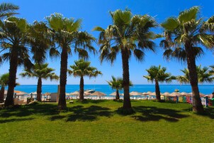 Uma praia privada, toldos de praia gratuitos, espreguiçadeiras