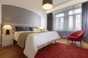 Apartamento Deluxe, 1 quarto | Roupa de alta qualidade, com decoração personalizada, secretária 