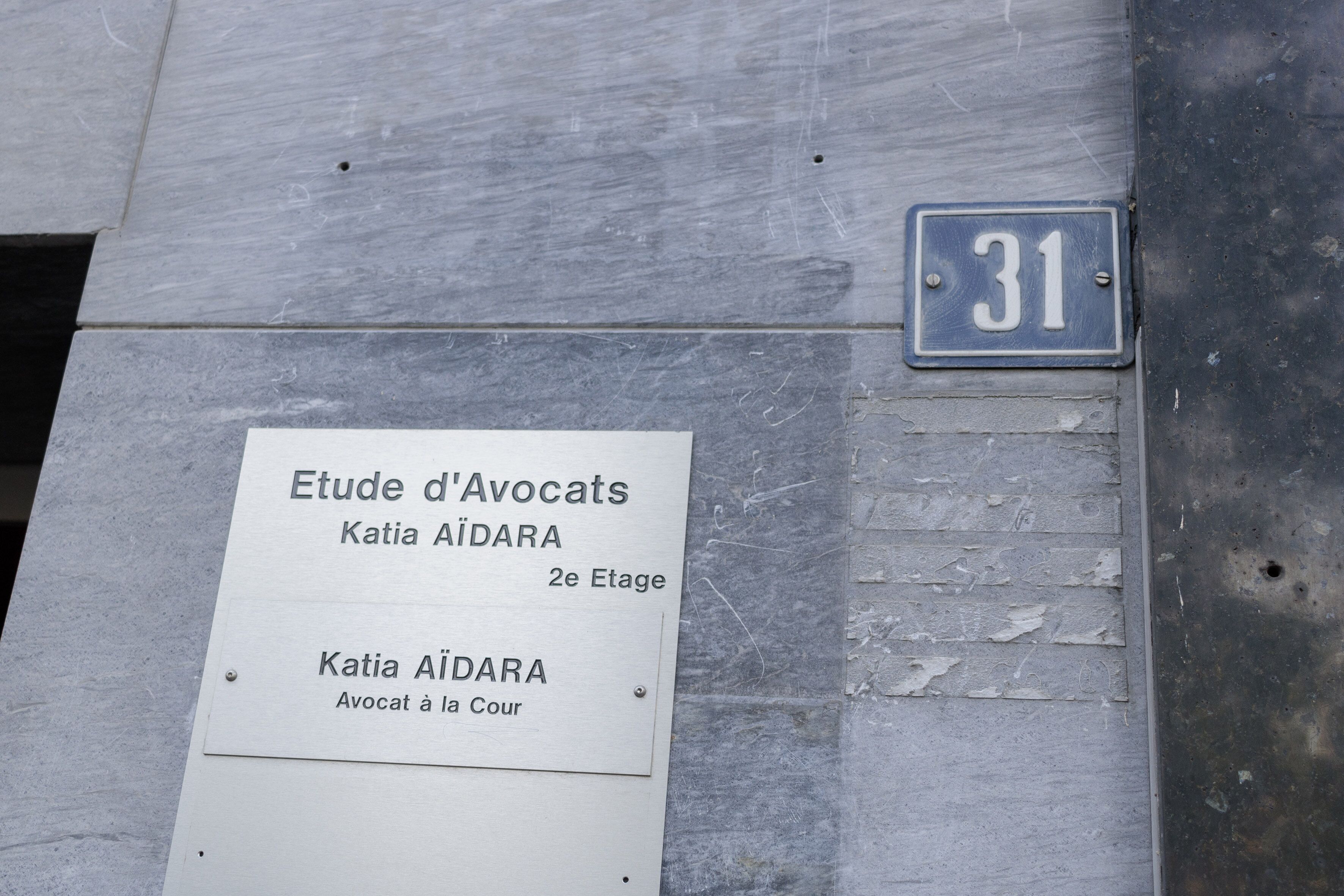 Um edifício com uma placa indicando 'Etude d'Avocats Katia Aïdara, 2e Etage' e uma placa menor com o número '31'.