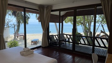 Beach Front Bungalow | Minibar, cofre no quarto 