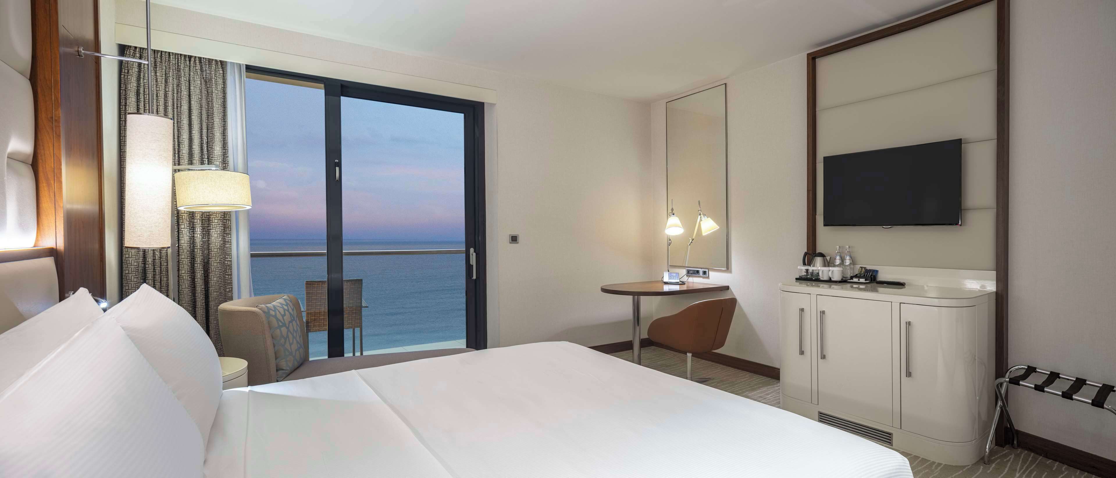 Roupas de cama antialérgicas, cofres nos quartos, cortinas blackout