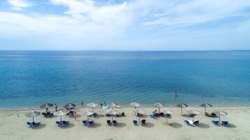 Na praia, espreguiçadeiras, toalhas de praia, snorkel 