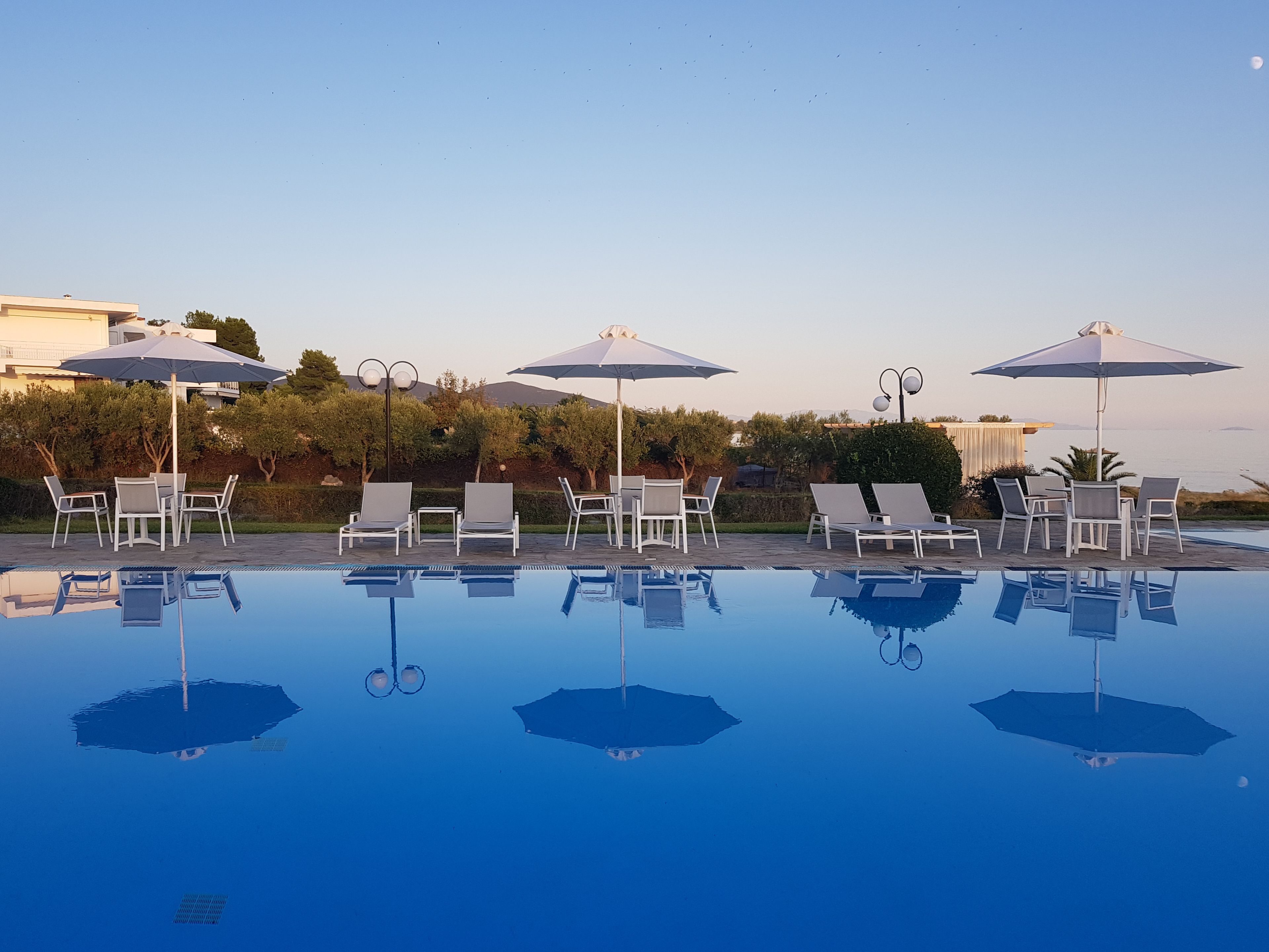 Piscina exterior, guarda-sóis, espreguiçadeiras 
