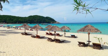 Perto da praia, espreguiçadeiras, massagens na praia, snorkel 