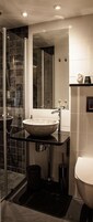 Quarto Familiar (Pets not allowed) | Casa de banho | Artigos de higiene pessoal grátis, um secador de cabelo