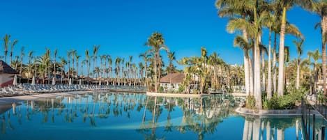 6 piscinas externas, guarda-sóis, espreguiçadeiras