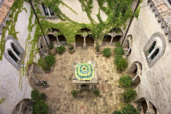 Quarto Clássico com Cama de Casal, vista para o pátio | Vista do quarto