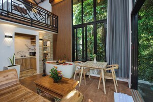 Vila lua de mel, 1 quarto, piscina particular, vista para o vale | Área de estar | TV de tela plana 32 polegadas com canais digitais, TV