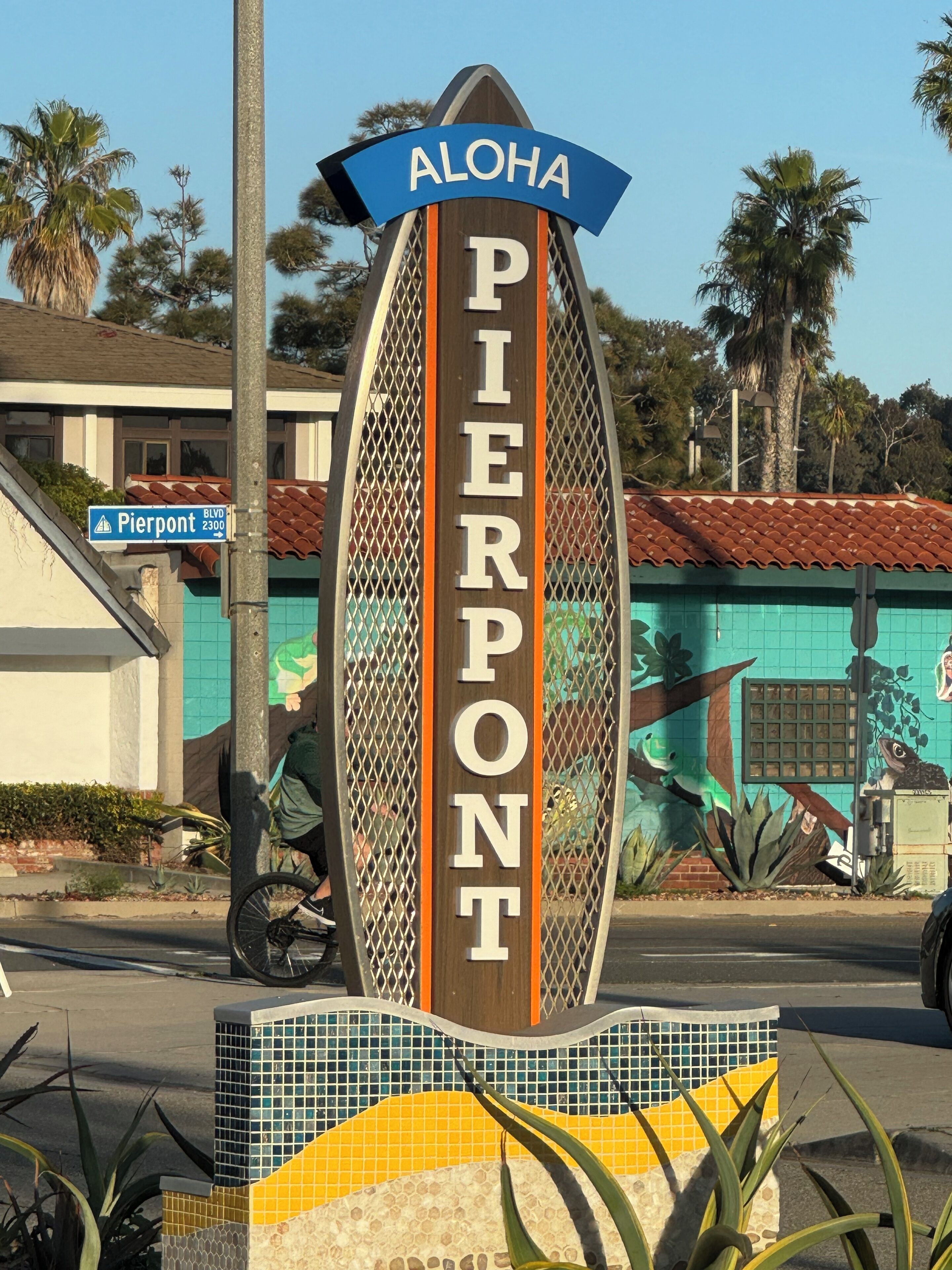 Placa com 'Aloha Pierpont' e 'Pierpont BLVD 2300' indicando um local.