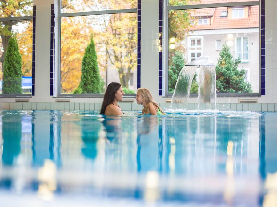 Piscina interna, espreguiçadeiras