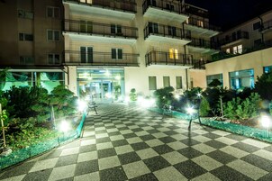 Fachada do alojamento (tarde/noite)