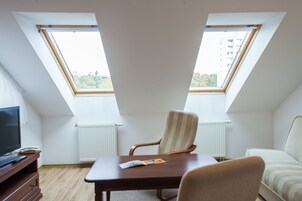 Quarto solteiro | Área de estar | TV