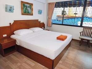 Escrivaninha, cortinas blackout, Wi-Fi de cortesia, roupa de cama