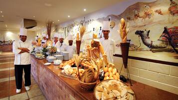 2 restaurantes: opção de café da manhã, almoço e jantar