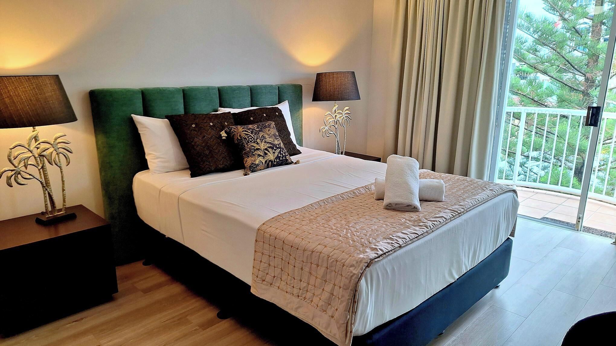 Apartamento Deluxe, 2 quartos, vista para o mar | 1 quarto, cofre no quarto, ferro/tábua de engomar 