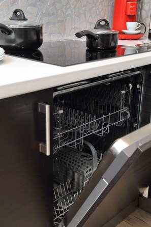 Apartamento, 1 cama individual | Cozinha privada | Um frigorífico, um micro-ondas, uma cafeteira/bule 