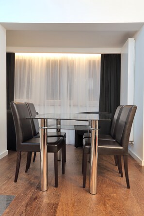 Apartamento Exclusivo, 2 quartos | Sala de estar | TV de ecrã plano, leitor de DVD 
