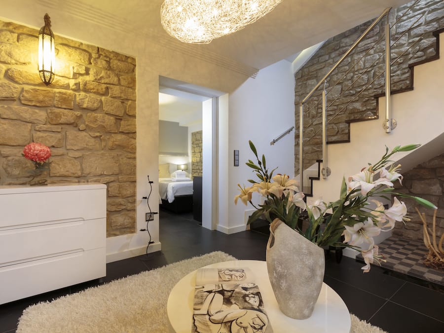 Apartamento Deluxe, 2 quartos | Sala de estar | TV de ecrã plano