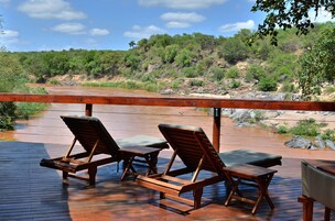 Terraço com espreguiçadeiras