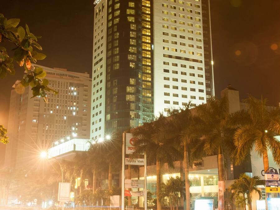 Fachada da propriedade à noite