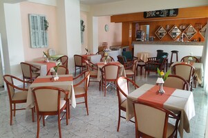 Café da manhã, almoço e jantar; culinária mediterrânea