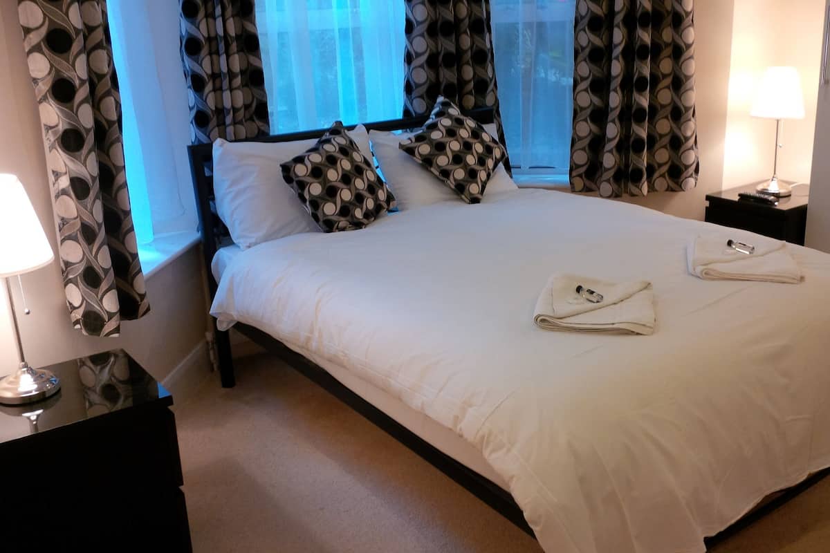 Quarto Duplo Standard | Lençóis italianos Frette, roupa de alta qualidade, secretária 