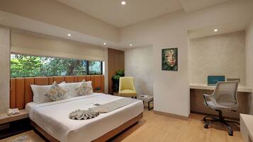 Quarto casal básico | Individualmente mobiliados, escrivaninha, cortinas blackout